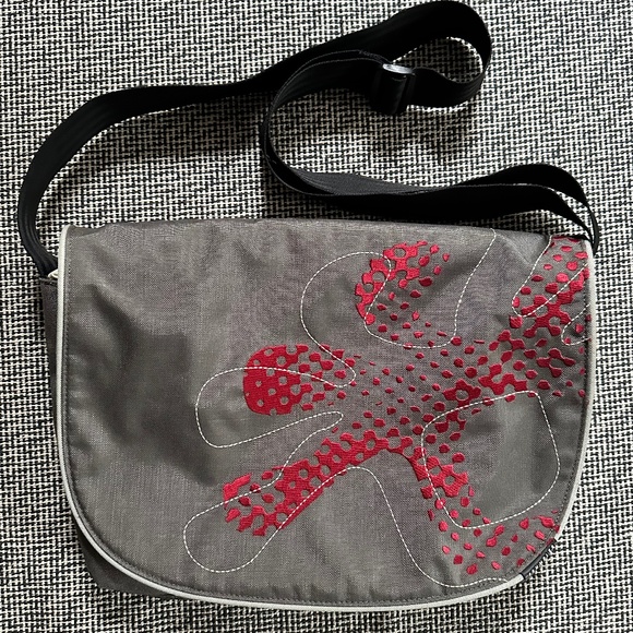 Crumpler | Bags | Vintage Crumpler Mood Smuggler M Bag Gray And Red ...